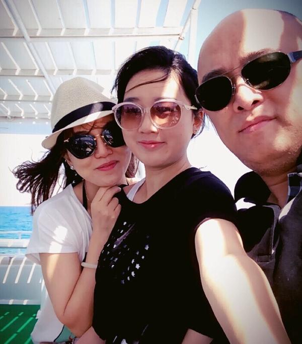 Meng Fei's wife is rarely exposed, she has a slender body and long legs ...